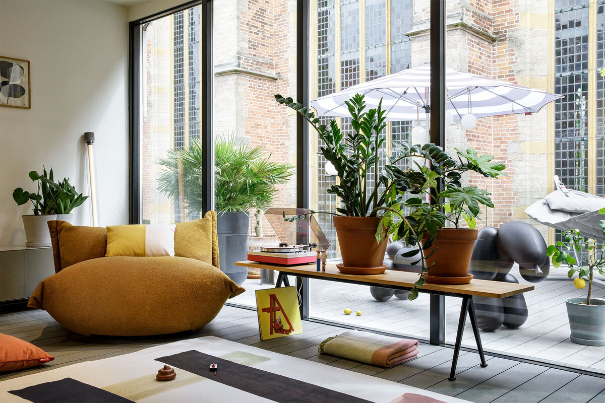 Attackle!: a small plastic bench with a woof | Fatboy