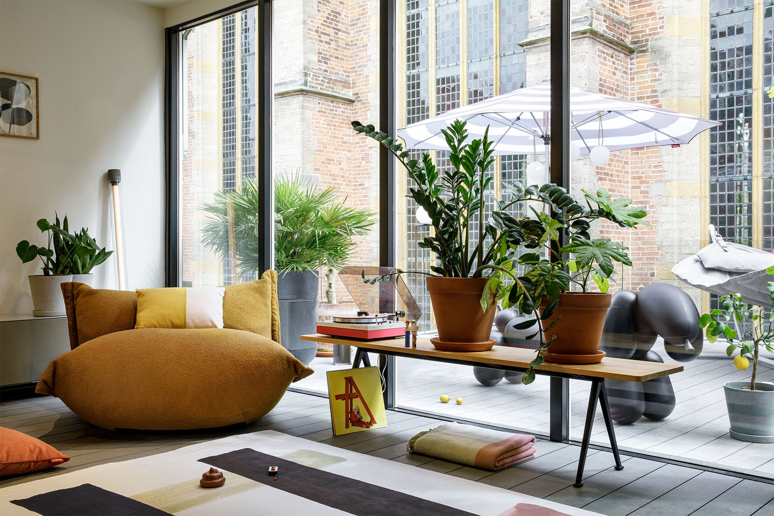 Attackle!: a small plastic bench with a woof | Fatboy