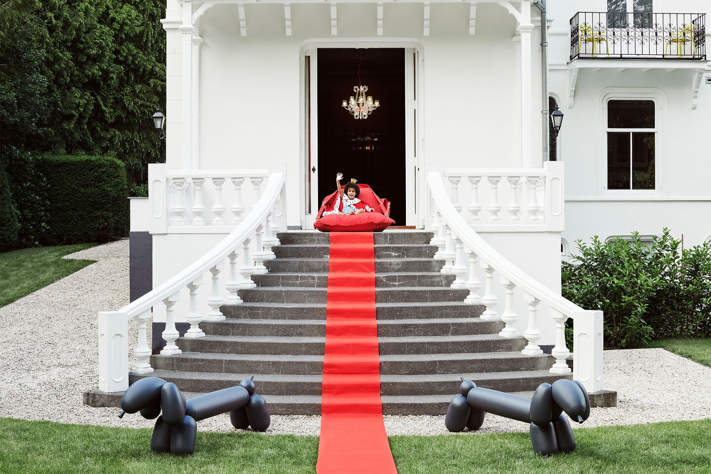 Attackle!: a small plastic bench with a woof | Fatboy