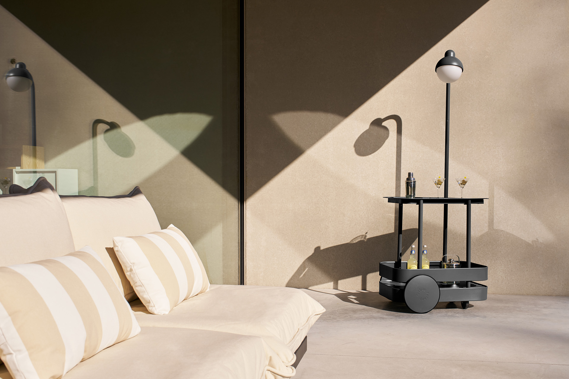 Jolly Trolley, outdoor bar trolley full of surprises | Fatboy