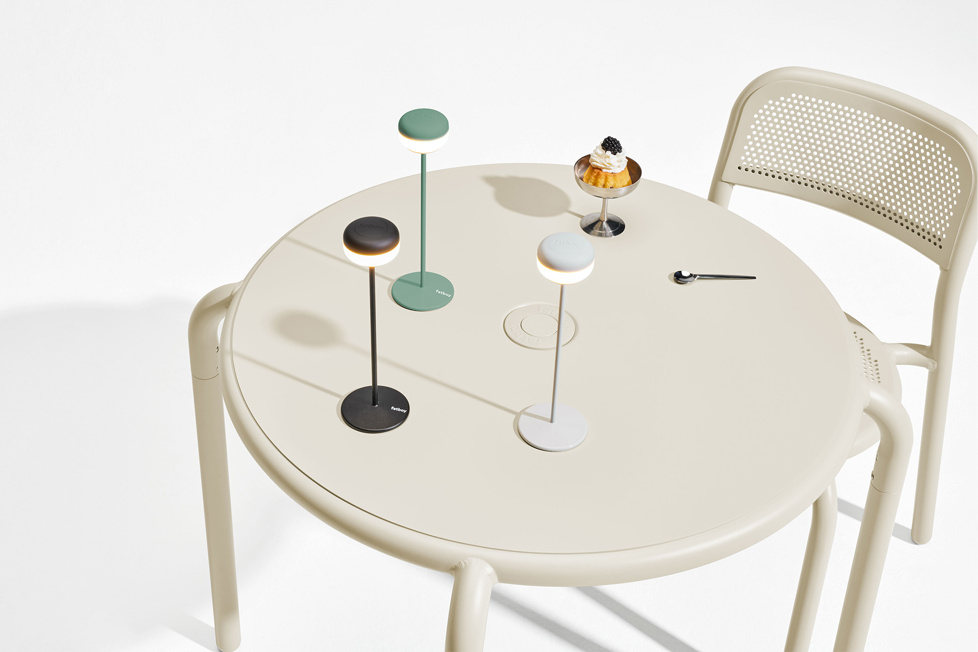 Cheerio: cordless, dimmable atmospheric metal table lamp. | Fatboy