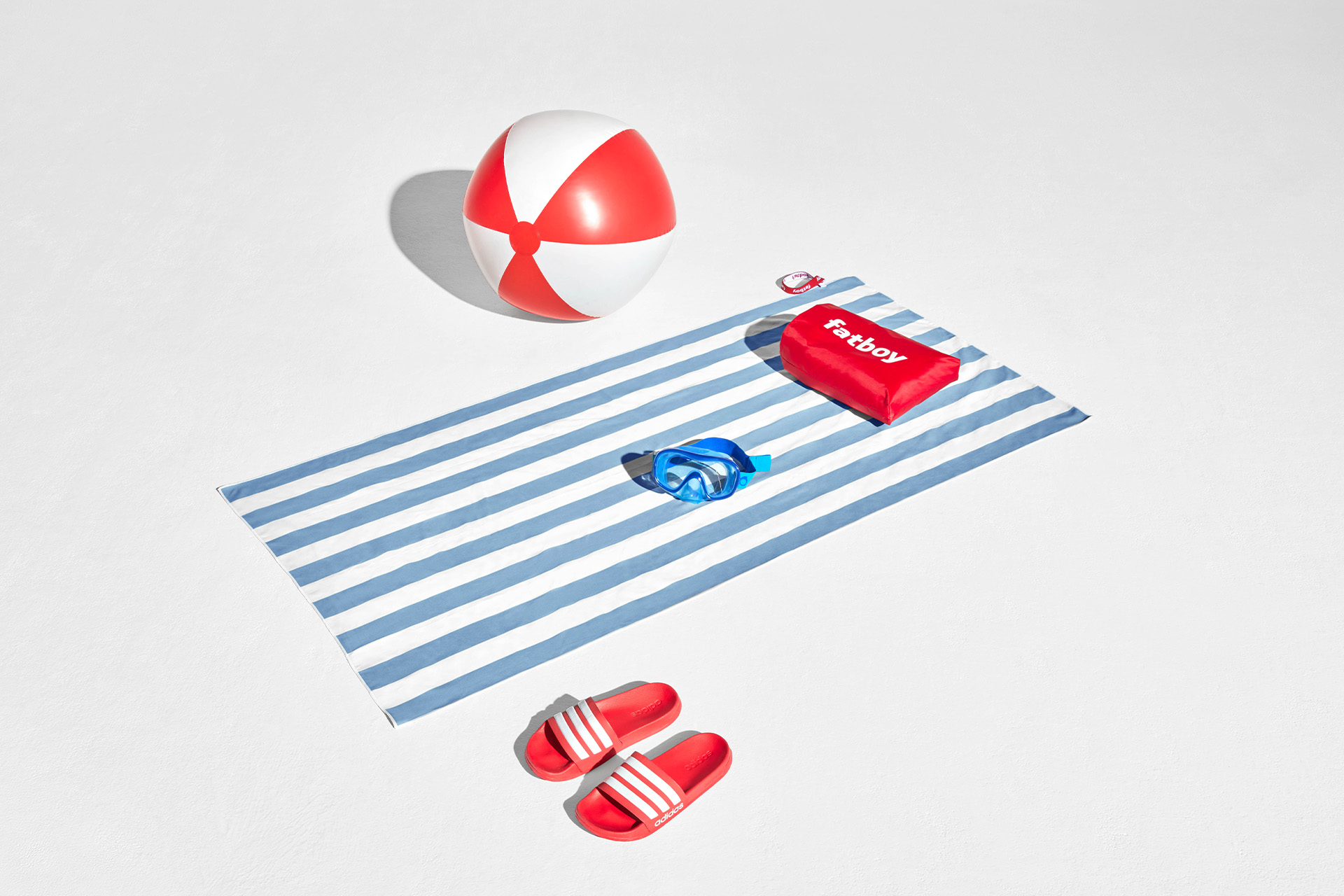 Beach Baggy: Compact, quick-drying beach towel with an inflatable ...